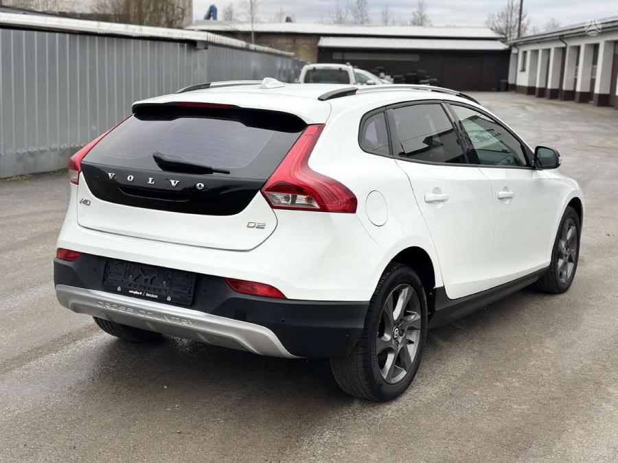 White Volvo V40 2015 in Telschi, with an engine capacity of 1.97 L and mileage of 248 thousand km for 7900 €, photo 5 on AUTOMOTO.COM.LV