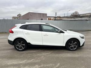 White Volvo V40 2015 in Telschi, with an engine capacity of 1.97 L and mileage of 248 thousand km for 7900 €, photo 6 on AUTOMOTO.COM.LV