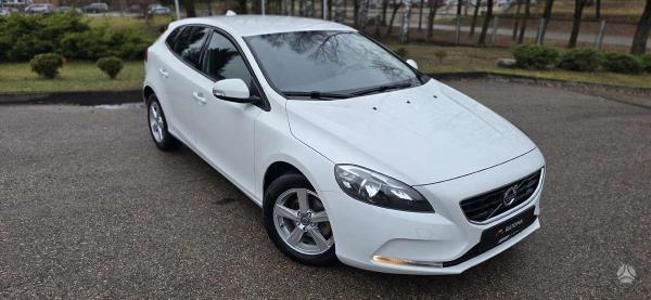 White Volvo V40 2015 in Kazlu Ruda, with an engine capacity of 1.97 L and mileage of 287 thousand km for 5200 €, photo 4 on AUTOMOTO.COM.LV