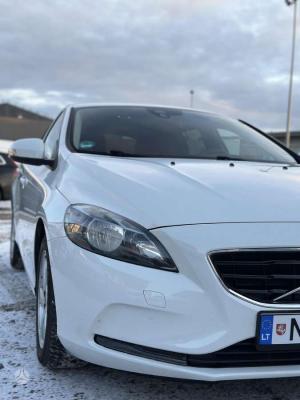 White Volvo V40 2015 in Kaunas, with an engine capacity of 1.97 L and mileage of 235 thousand km for 7999 €, photo 3 on AUTOMOTO.COM.LV