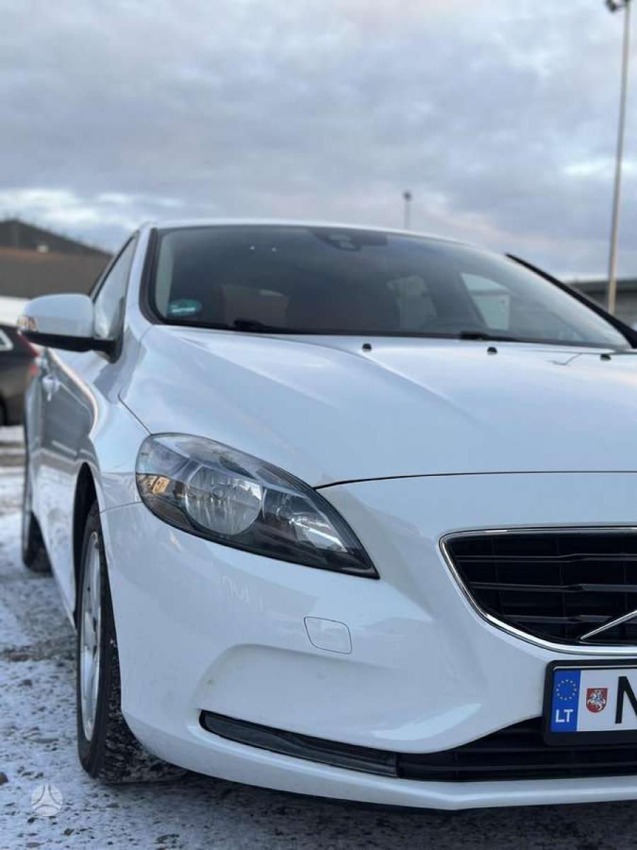 White Volvo V40 2015 in Kaunas, with an engine capacity of 1.97 L and mileage of 235 thousand km for 7999 €, photo 3 on AUTOMOTO.COM.LV
