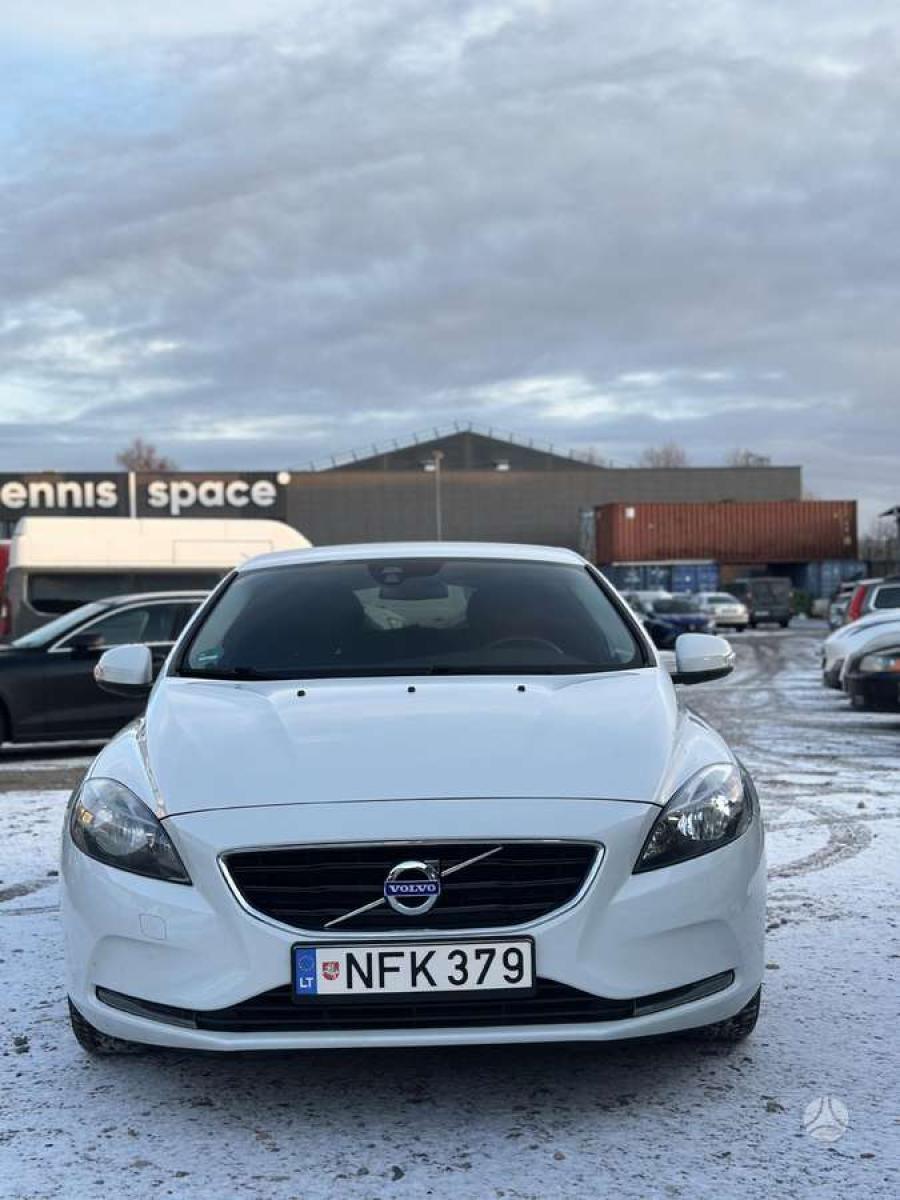 White Volvo V40 2015 in Kaunas, with an engine capacity of 1.97 L and mileage of 235 thousand km for 7999 €, photo 4 on AUTOMOTO.COM.LV