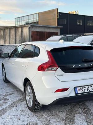 White Volvo V40 2015 in Kaunas, with an engine capacity of 1.97 L and mileage of 235 thousand km for 7999 €, photo 5 on AUTOMOTO.COM.LV