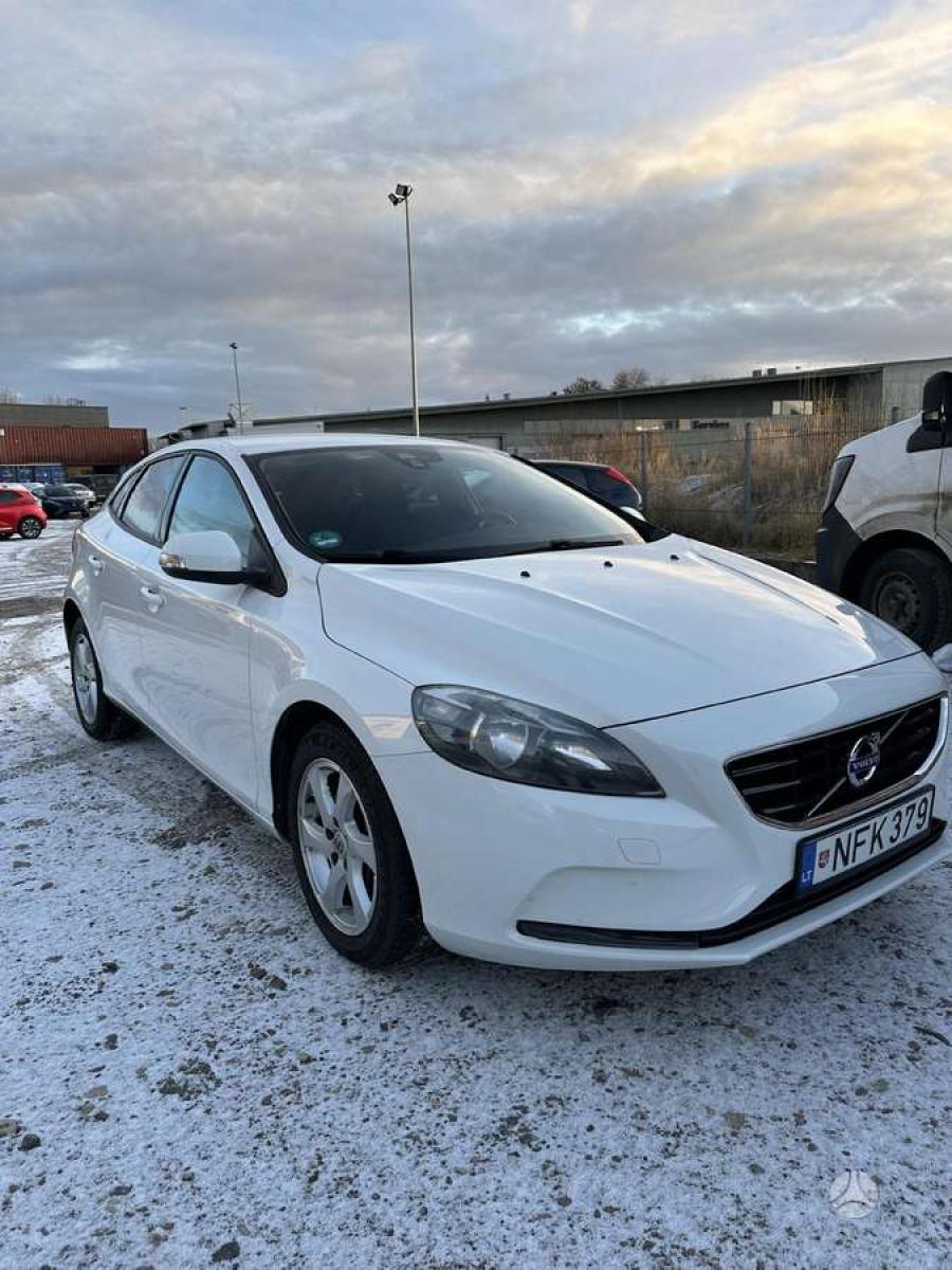 White Volvo V40 2015 in Kaunas, with an engine capacity of 1.97 L and mileage of 235 thousand km for 7999 €, photo 12 on AUTOMOTO.COM.LV