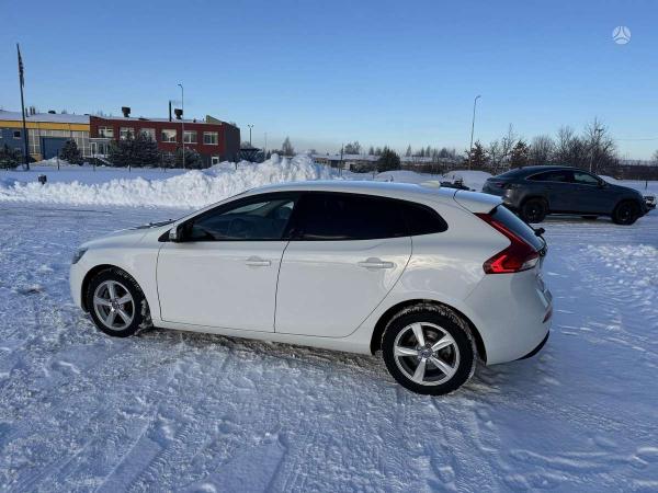 Белый Вольво В40 2015 в Тельшяй, объемом двигателя 1.98 л и пробегом 267 тыс. км за 5999 €, фото 4 на AUTOMOTO.COM.LV