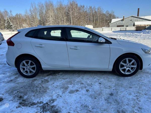 Balts Volvo V40 2015 Kauņa, ar dzinēja tilpumu 1.98 L un nobraukumu 310 tūkst. km par 6000 €, foto 4 vietnē AUTOMOTO.COM.LV