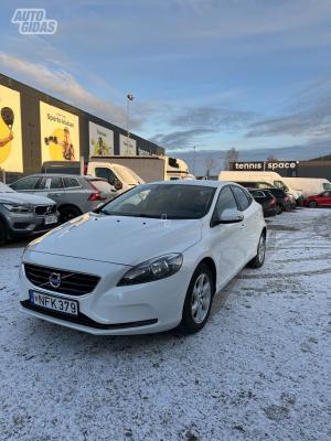 White Volvo V40 2015 in Kaunas, with an engine capacity of 2.00 L and mileage of 235 thousand km for 7400 €, photo 2 on AUTOMOTO.COM.LV