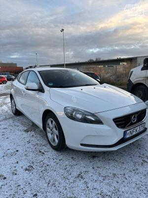 White Volvo V40 2015 in Kaunas, with an engine capacity of 2.00 L and mileage of 235 thousand km for 7400 €, photo 3 on AUTOMOTO.COM.LV