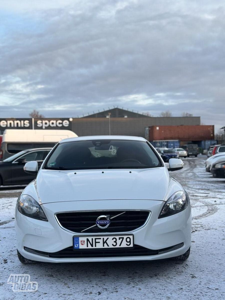 White Volvo V40 2015 in Kaunas, with an engine capacity of 2.00 L and mileage of 235 thousand km for 7400 €, photo 4 on AUTOMOTO.COM.LV