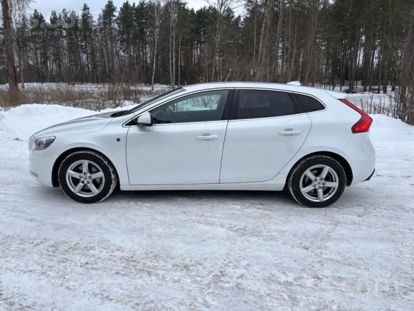 White Volvo V40 2015 in Ogre, with an engine capacity of 1.60 L and mileage of 166 thousand km for 10700 €, photo 2 on AUTOMOTO.COM.LV