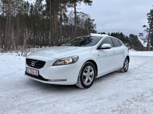 White Volvo V40 2015 in Ogre, with an engine capacity of 1.60 L and mileage of 166 thousand km for 10700 €, photo 4 on AUTOMOTO.COM.LV