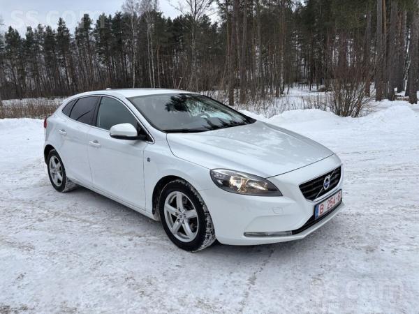 White Volvo V40 2015 in Ogre, with an engine capacity of 1.60 L and mileage of 166 thousand km for 10700 €, photo 5 on AUTOMOTO.COM.LV