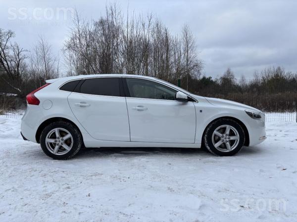 White Volvo V40 2015 in Ogre, with an engine capacity of 1.60 L and mileage of 166 thousand km for 10700 €, photo 9 on AUTOMOTO.COM.LV