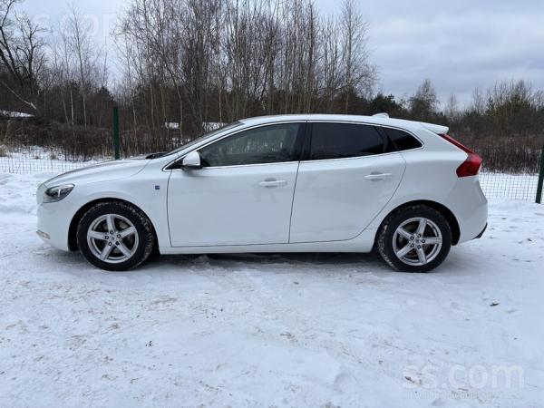 White Volvo V40 2015 in Ogre, with an engine capacity of 1.60 L and mileage of 166 thousand km for 10700 €, photo 10 on AUTOMOTO.COM.LV