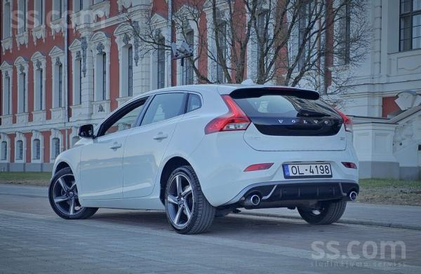 Balts Volvo V40 2015 Jelgava, ar dzinēja tilpumu 2.00 L un nobraukumu 186 tūkst. km par 7690 €, foto 2 vietnē AUTOMOTO.COM.LV