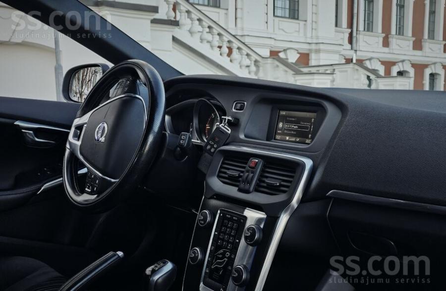 Balts Volvo V40 2015 Jelgava, ar dzinēja tilpumu 2.00 L un nobraukumu 186 tūkst. km par 7690 €, foto 10 vietnē AUTOMOTO.COM.LV