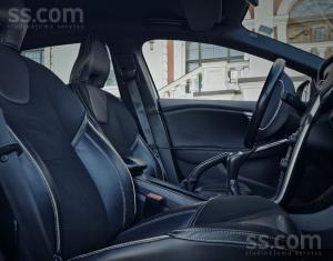Balts Volvo V40 2015 Jelgava, ar dzinēja tilpumu 2.00 L un nobraukumu 186 tūkst. km par 7690 €, foto 12 vietnē AUTOMOTO.COM.LV