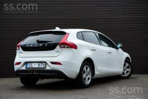White Volvo V40 2015 in Riga, with an engine capacity of 1.60 L and mileage of 223 thousand km for 7790 €, photo 4 on AUTOMOTO.COM.LV