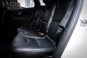 White Volvo V40 2015 in Riga, with an engine capacity of 1.60 L and mileage of 223 thousand km for 7790 €, photo 15 on AUTOMOTO.COM.LV