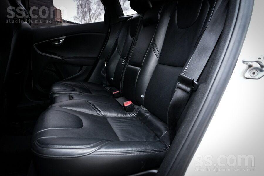 White Volvo V40 2015 in Riga, with an engine capacity of 1.60 L and mileage of 223 thousand km for 7790 €, photo 15 on AUTOMOTO.COM.LV