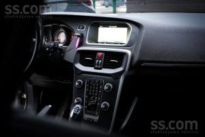 White Volvo V40 2015 in Riga, with an engine capacity of 1.60 L and mileage of 223 thousand km for 7790 €, photo 19 on AUTOMOTO.COM.LV
