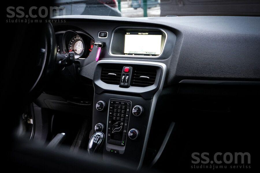 White Volvo V40 2015 in Riga, with an engine capacity of 1.60 L and mileage of 223 thousand km for 7790 €, photo 19 on AUTOMOTO.COM.LV