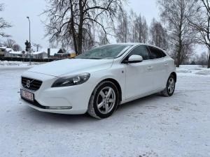 White Volvo V40 2015 in Ogre, with an engine capacity of 1.60 L and mileage of 166 thousand km for 10700 €, photo  on AUTOMOTO.COM.LV
