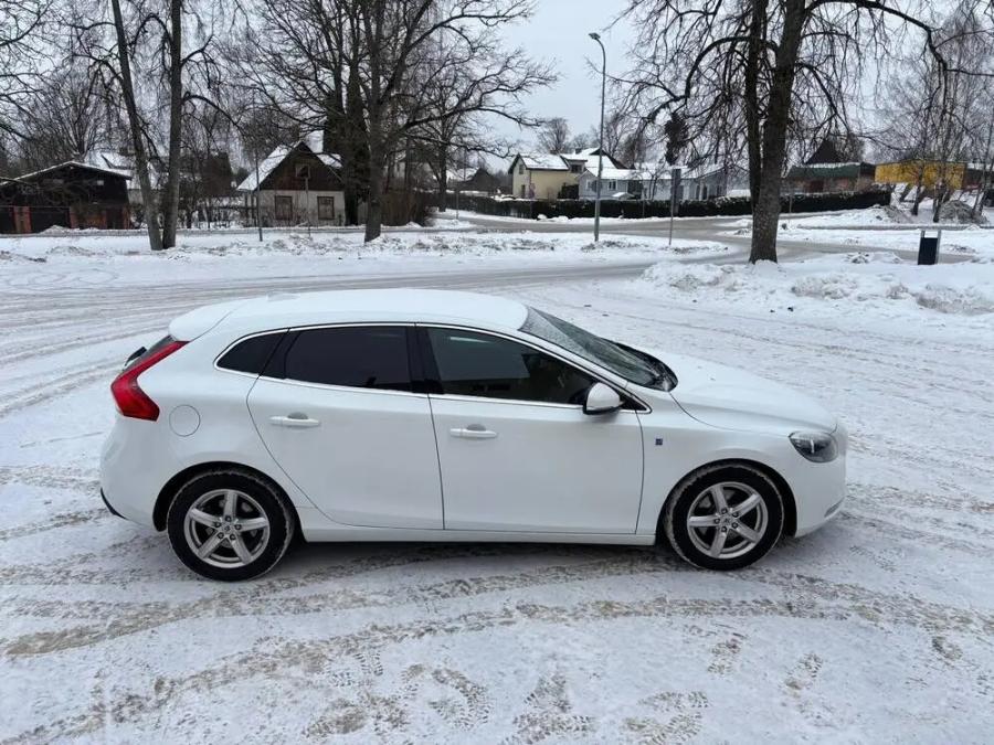 Белый Вольво В40 2015 в Огре, объемом двигателя 1.60 л и пробегом 166 тыс. км за 10700 €, фото 3 на AUTOMOTO.COM.LV