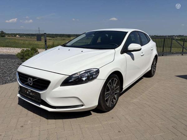 White Volvo V40 2015 in Alytus, with an engine capacity of 2.00 L and mileage of 239 thousand km for 4999 €, photo 1 on AUTOMOTO.COM.LV