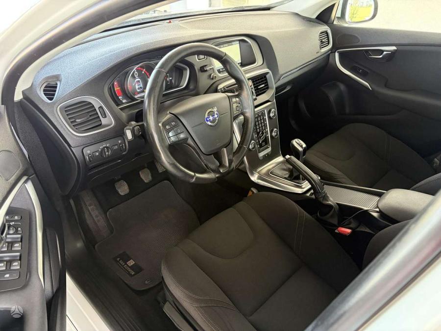 Balts Volvo V40 2015 Alīta, ar dzinēja tilpumu 2.00 L un nobraukumu 239 tūkst. km par 4999 €, foto 6 vietnē AUTOMOTO.COM.LV