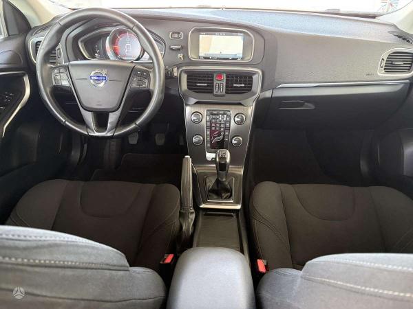 White Volvo V40 2015 in Alytus, with an engine capacity of 2.00 L and mileage of 239 thousand km for 4999 €, photo 6 on AUTOMOTO.COM.LV