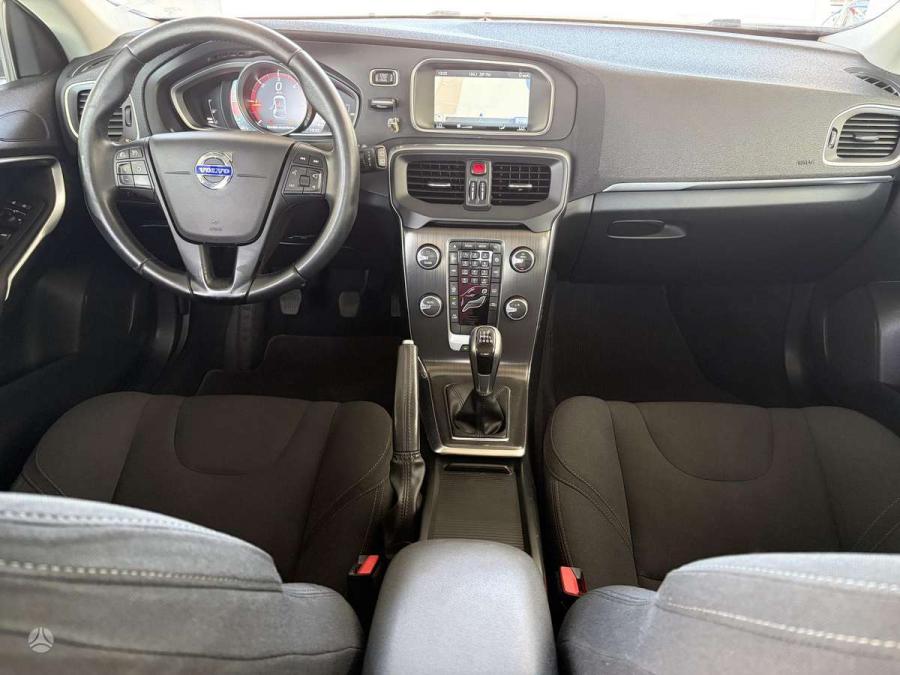 Balts Volvo V40 2015 Alīta, ar dzinēja tilpumu 2.00 L un nobraukumu 239 tūkst. km par 4999 €, foto 7 vietnē AUTOMOTO.COM.LV