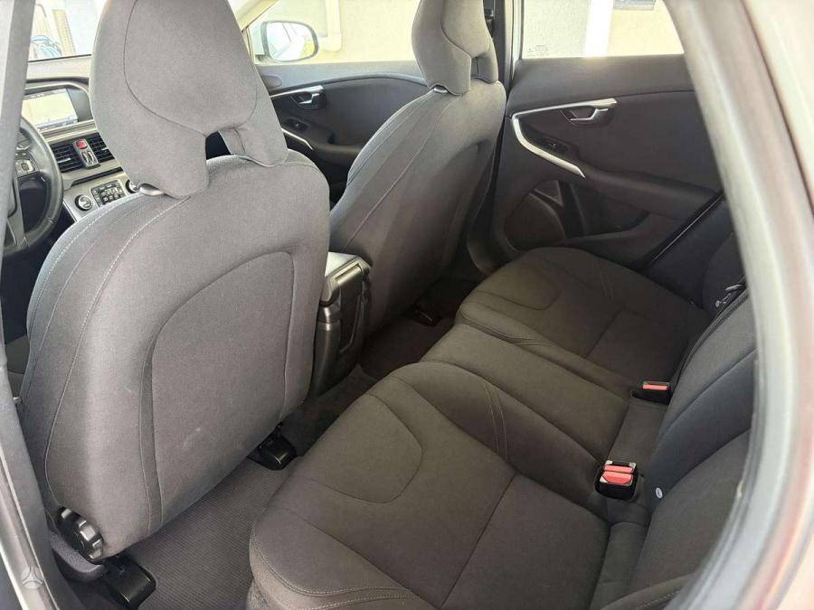 Balts Volvo V40 2015 Alīta, ar dzinēja tilpumu 2.00 L un nobraukumu 239 tūkst. km par 4999 €, foto 9 vietnē AUTOMOTO.COM.LV