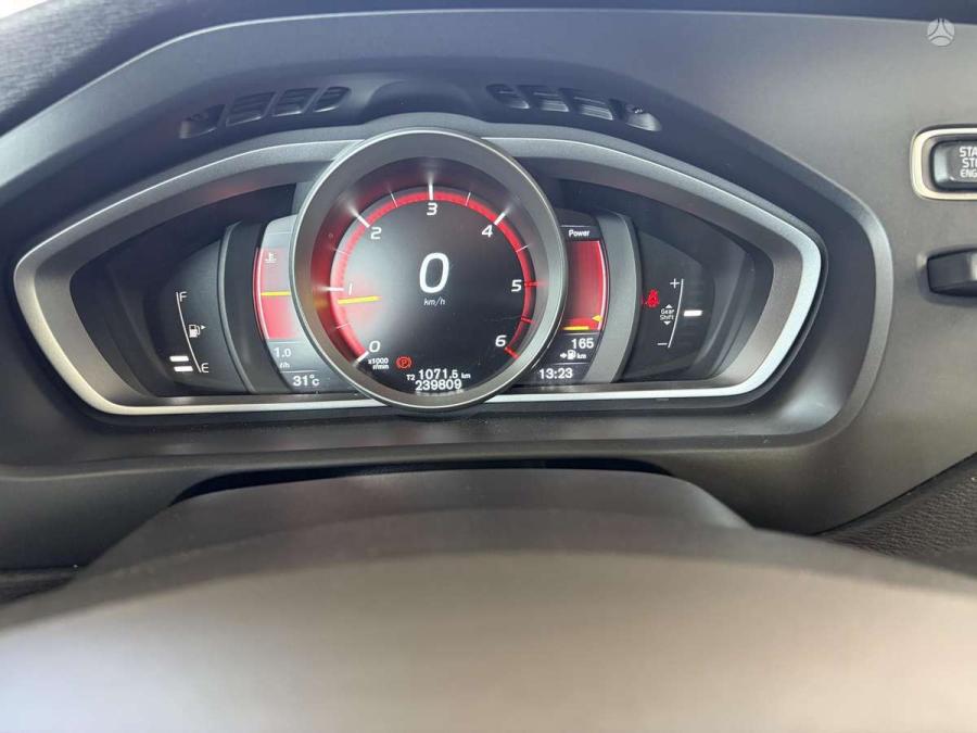 Balts Volvo V40 2015 Alīta, ar dzinēja tilpumu 2.00 L un nobraukumu 239 tūkst. km par 4999 €, foto 10 vietnē AUTOMOTO.COM.LV