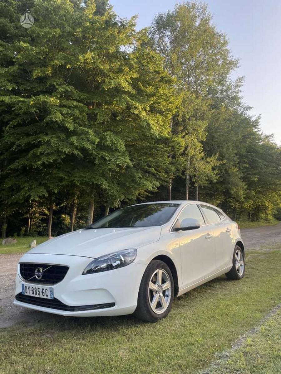 White Volvo V40 2015 in Alytus, with an engine capacity of 1.97 L and mileage of 253 thousand km for 6500 €, photo 1 on AUTOMOTO.COM.LV