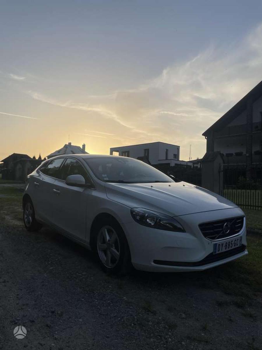 White Volvo V40 2015 in Alytus, with an engine capacity of 1.97 L and mileage of 253 thousand km for 6500 €, photo 3 on AUTOMOTO.COM.LV