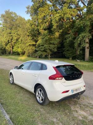 White Volvo V40 2015 in Alytus, with an engine capacity of 1.97 L and mileage of 253 thousand km for 6500 €, photo 4 on AUTOMOTO.COM.LV