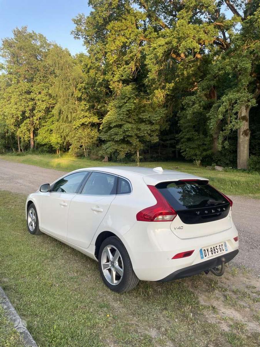 White Volvo V40 2015 in Alytus, with an engine capacity of 1.97 L and mileage of 253 thousand km for 6500 €, photo 4 on AUTOMOTO.COM.LV
