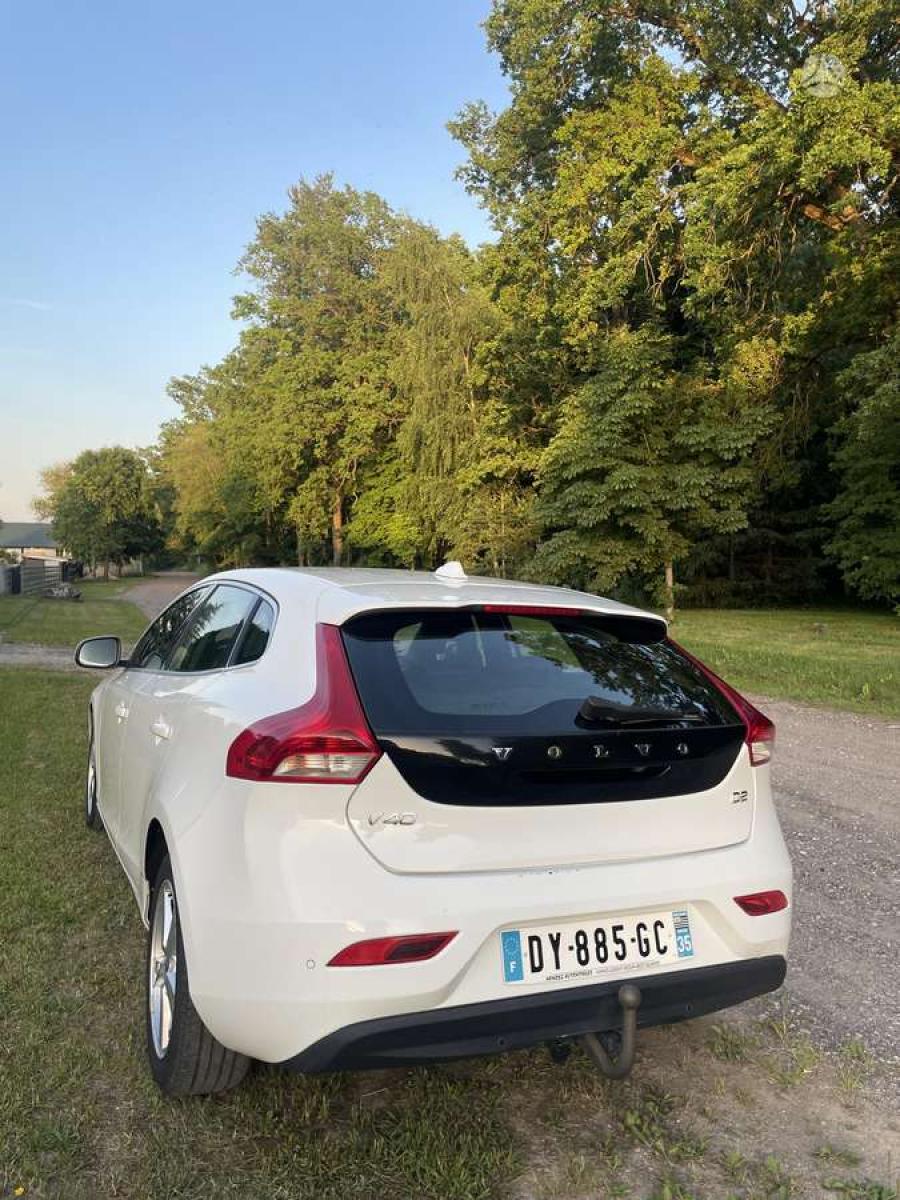 White Volvo V40 2015 in Alytus, with an engine capacity of 1.97 L and mileage of 253 thousand km for 6500 €, photo 6 on AUTOMOTO.COM.LV