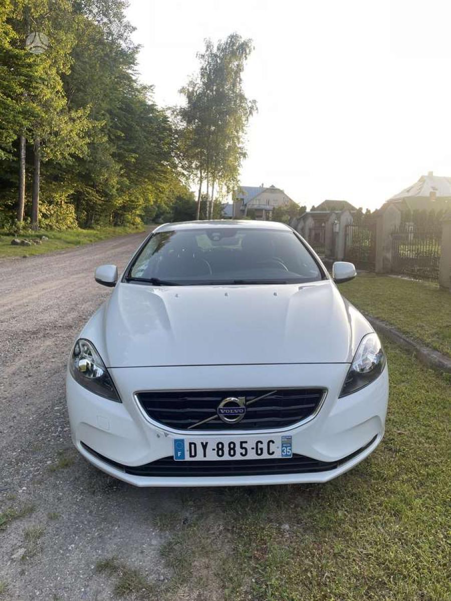 White Volvo V40 2015 in Alytus, with an engine capacity of 1.97 L and mileage of 253 thousand km for 6500 €, photo 7 on AUTOMOTO.COM.LV