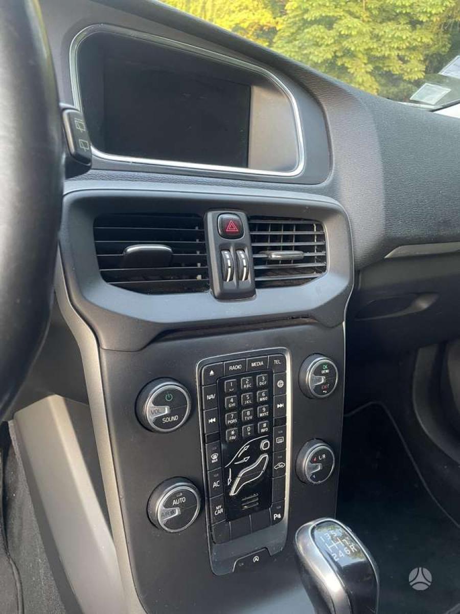 White Volvo V40 2015 in Alytus, with an engine capacity of 1.97 L and mileage of 253 thousand km for 6500 €, photo 9 on AUTOMOTO.COM.LV