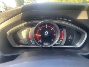 White Volvo V40 2015 in Alytus, with an engine capacity of 1.97 L and mileage of 253 thousand km for 6500 €, photo 11 on AUTOMOTO.COM.LV