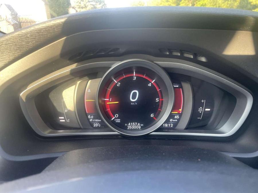 White Volvo V40 2015 in Alytus, with an engine capacity of 1.97 L and mileage of 253 thousand km for 6500 €, photo 11 on AUTOMOTO.COM.LV