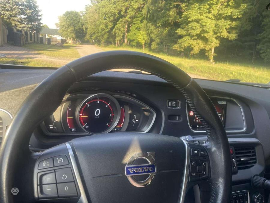 White Volvo V40 2015 in Alytus, with an engine capacity of 1.97 L and mileage of 253 thousand km for 6500 €, photo 12 on AUTOMOTO.COM.LV