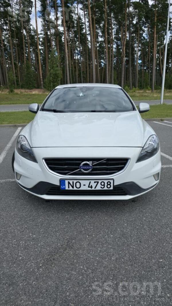 White Volvo V40 2015 in Riga, with an engine capacity of 2.00 L and mileage of 247 thousand km for 7200 €, photo 1 on AUTOMOTO.COM.LV