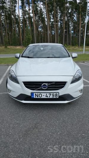 White Volvo V40 2015 in Riga, with an engine capacity of 2.00 L and mileage of 247 thousand km for 7200 €, photo  on AUTOMOTO.COM.LV