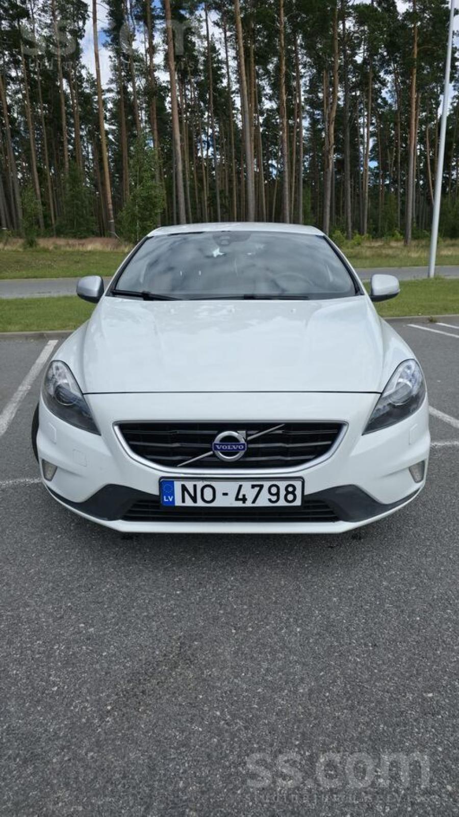 White Volvo V40 2015 in Riga, with an engine capacity of 2.00 L and mileage of 247 thousand km for 7200 €, photo 1 on AUTOMOTO.COM.LV