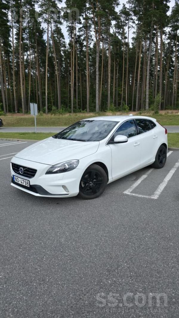 White Volvo V40 2015 in Riga, with an engine capacity of 2.00 L and mileage of 247 thousand km for 7200 €, photo 2 on AUTOMOTO.COM.LV