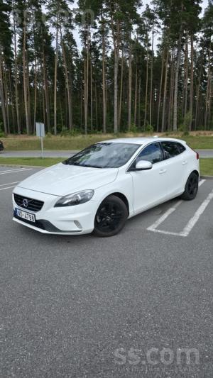White Volvo V40 2015 in Riga, with an engine capacity of 2.00 L and mileage of 247 thousand km for 7200 €, photo 3 on AUTOMOTO.COM.LV