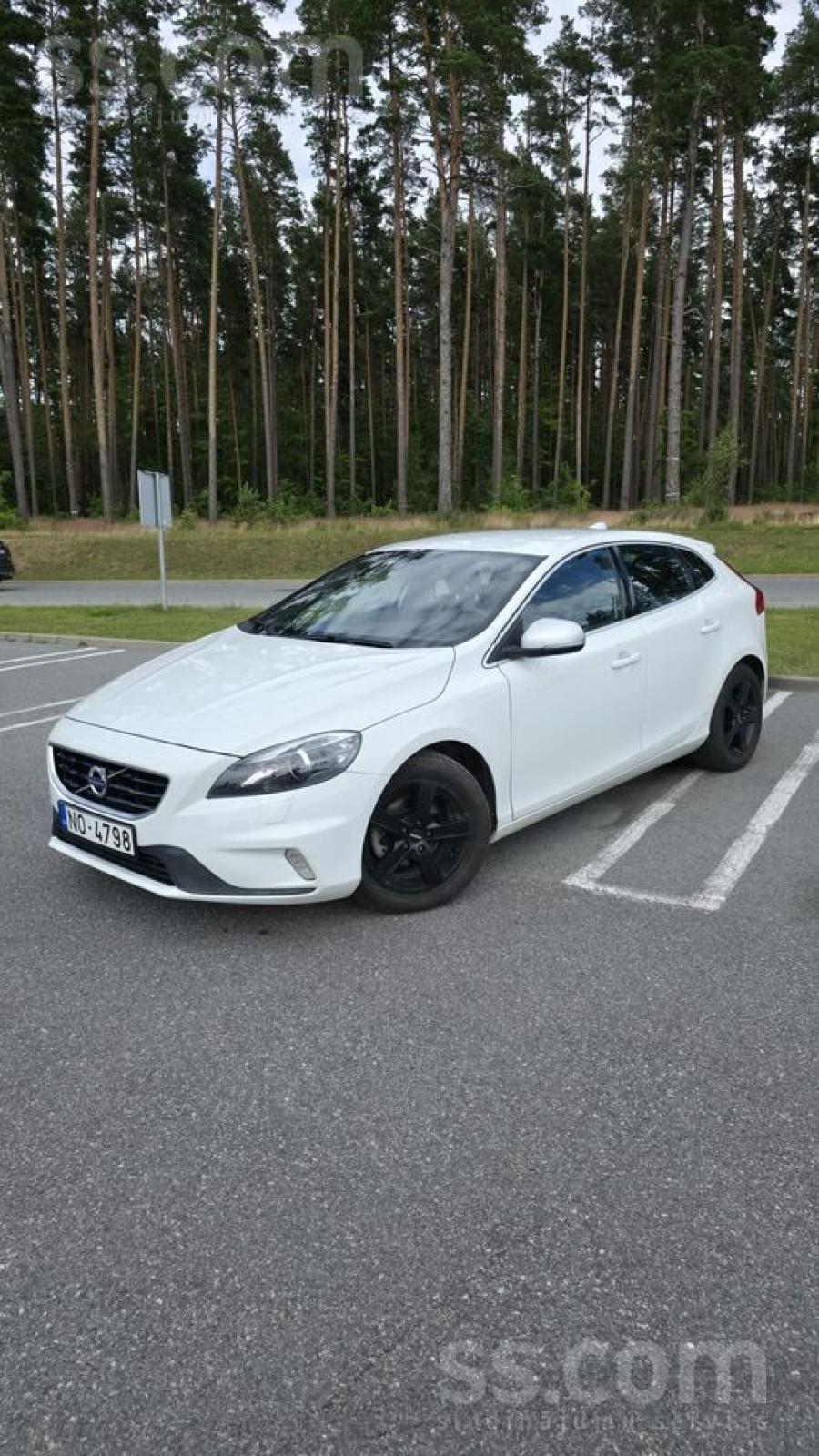 White Volvo V40 2015 in Riga, with an engine capacity of 2.00 L and mileage of 247 thousand km for 7200 €, photo 3 on AUTOMOTO.COM.LV